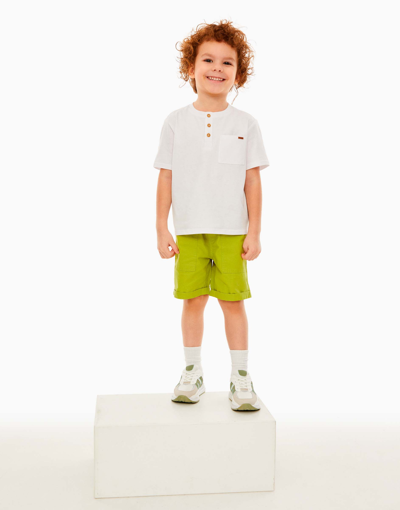 Белая футболка с вырезом-хенли и карманом для мальчика BKT011691-1 ...