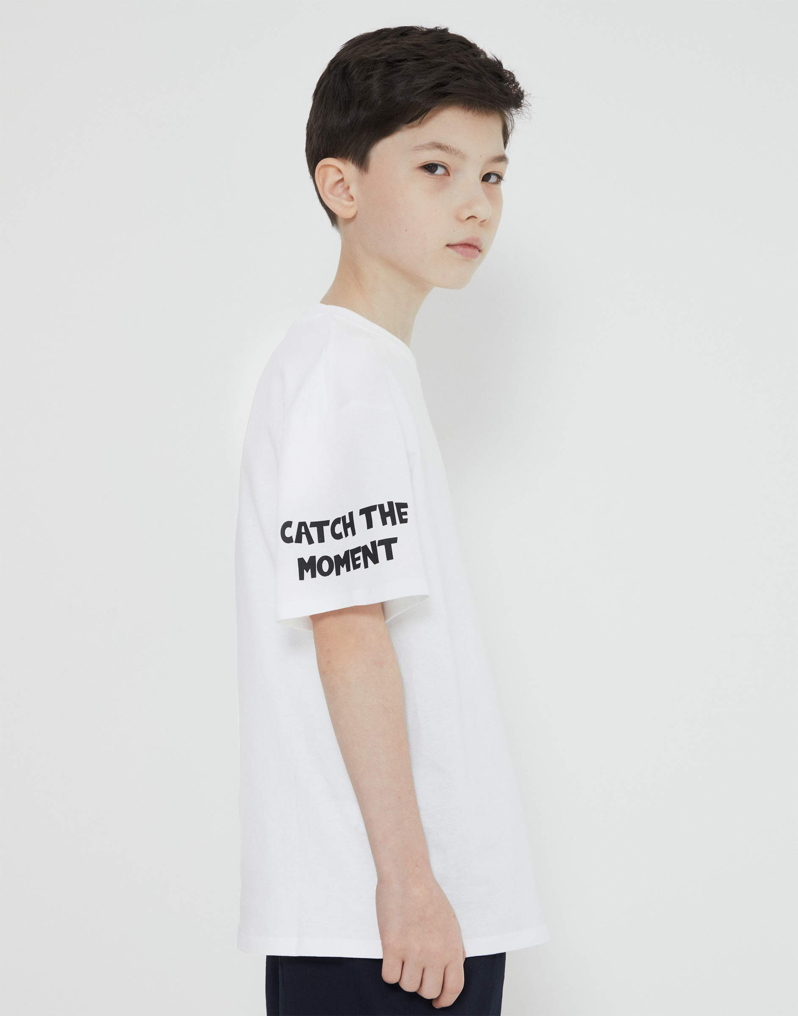 Белая футболка superoversize с карманом и ремешком для мальчика ...