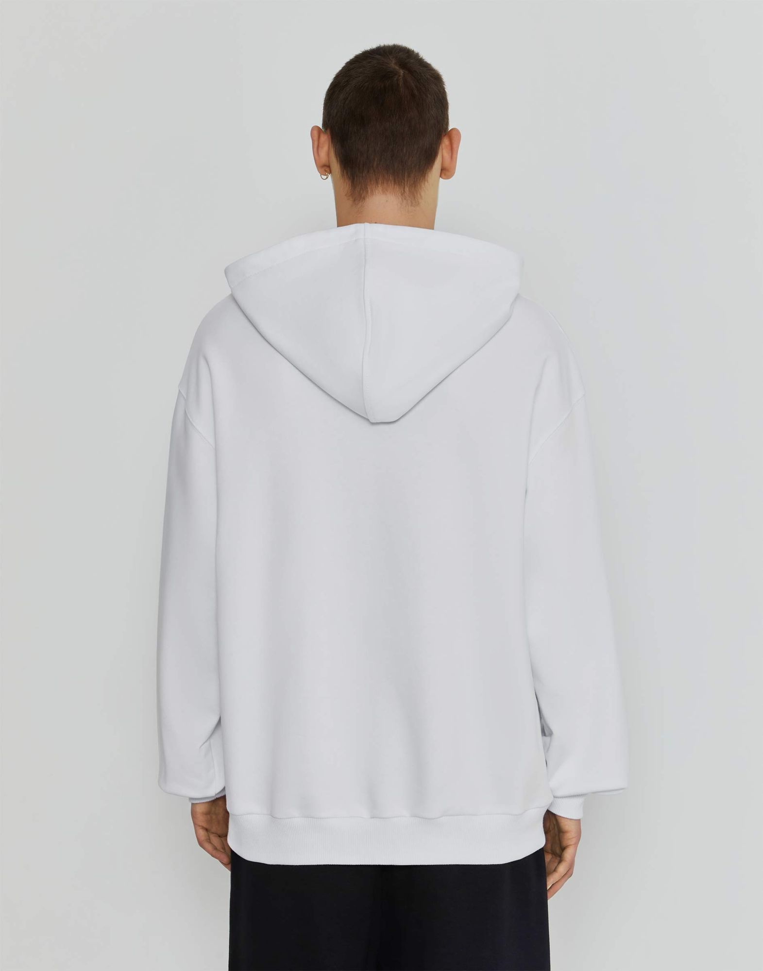 Белое худи oversize с принтом и металлической подвеской BAC013099-1 ...