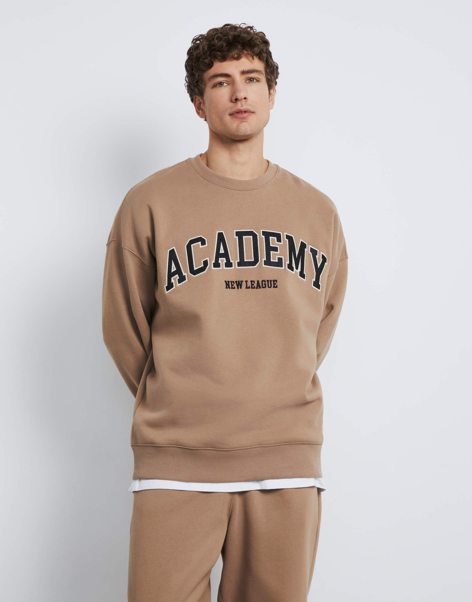 Бежевый свитшот oversize с вышивкой BAC012188-3 купить по цене от 799 ...
