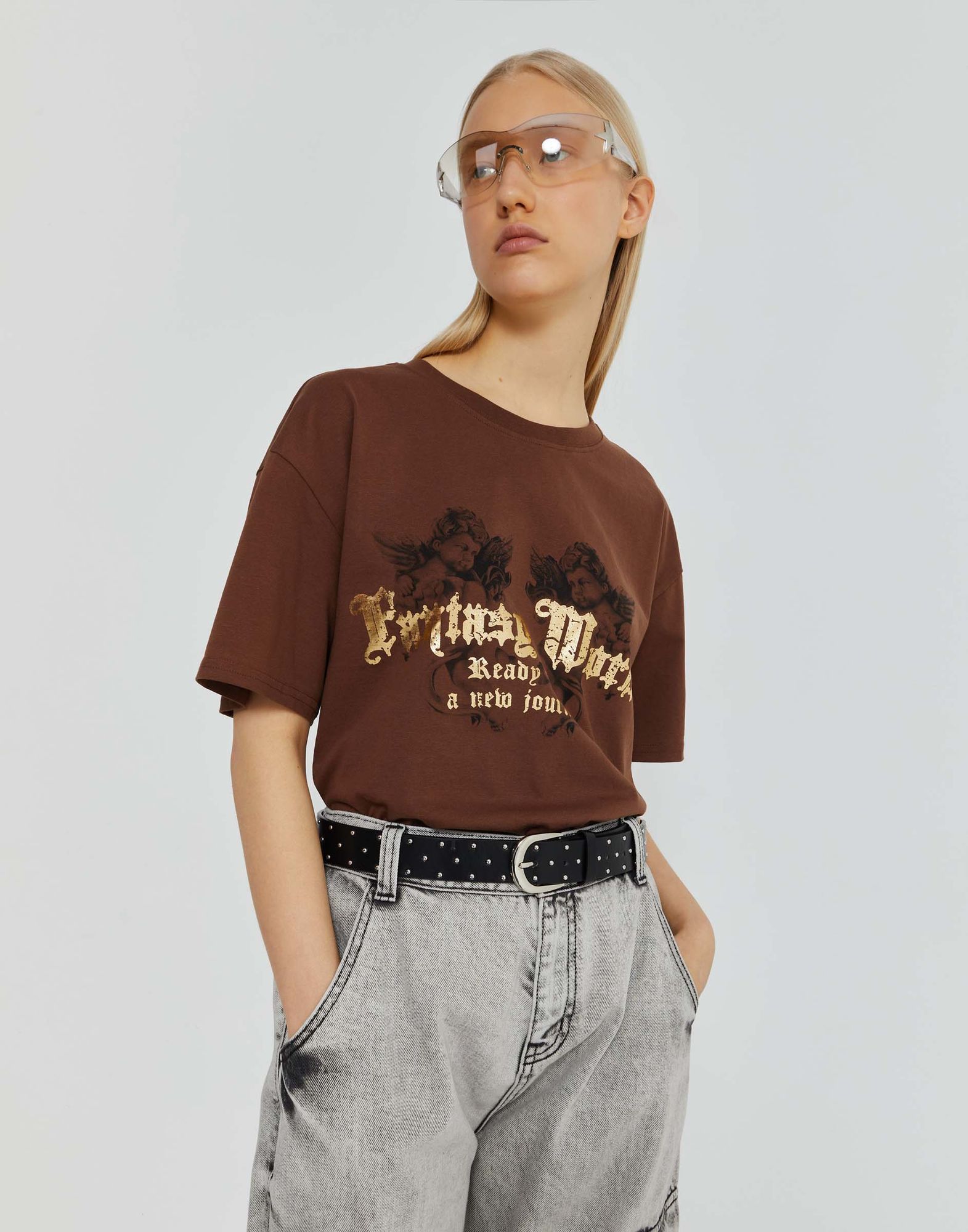 Коричневая футболка oversize с металлизированным эффектом GKT023962-1 ...