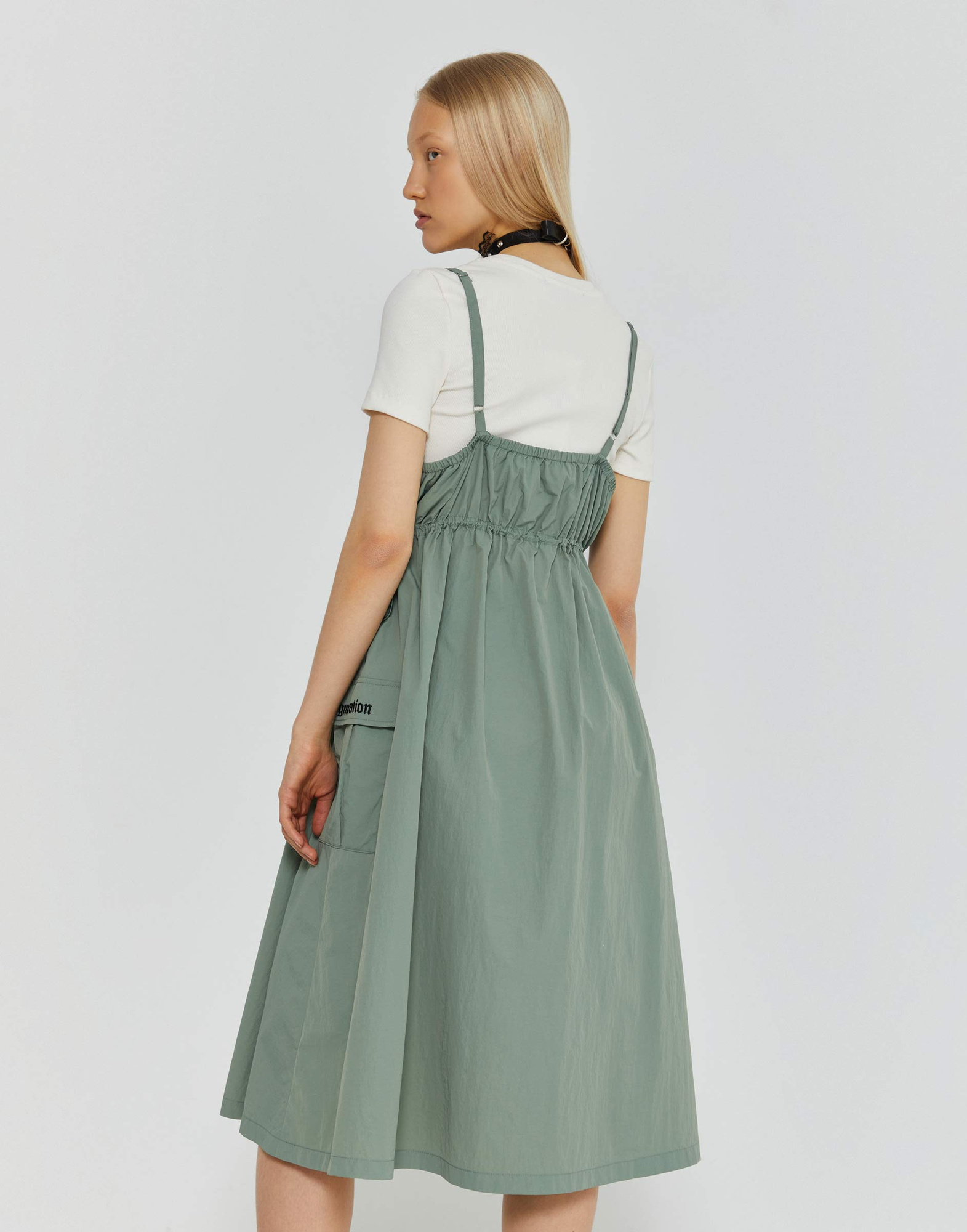 Оливковое платье-сарафан с вышивкой и карманами карго GDR028912-2 ...