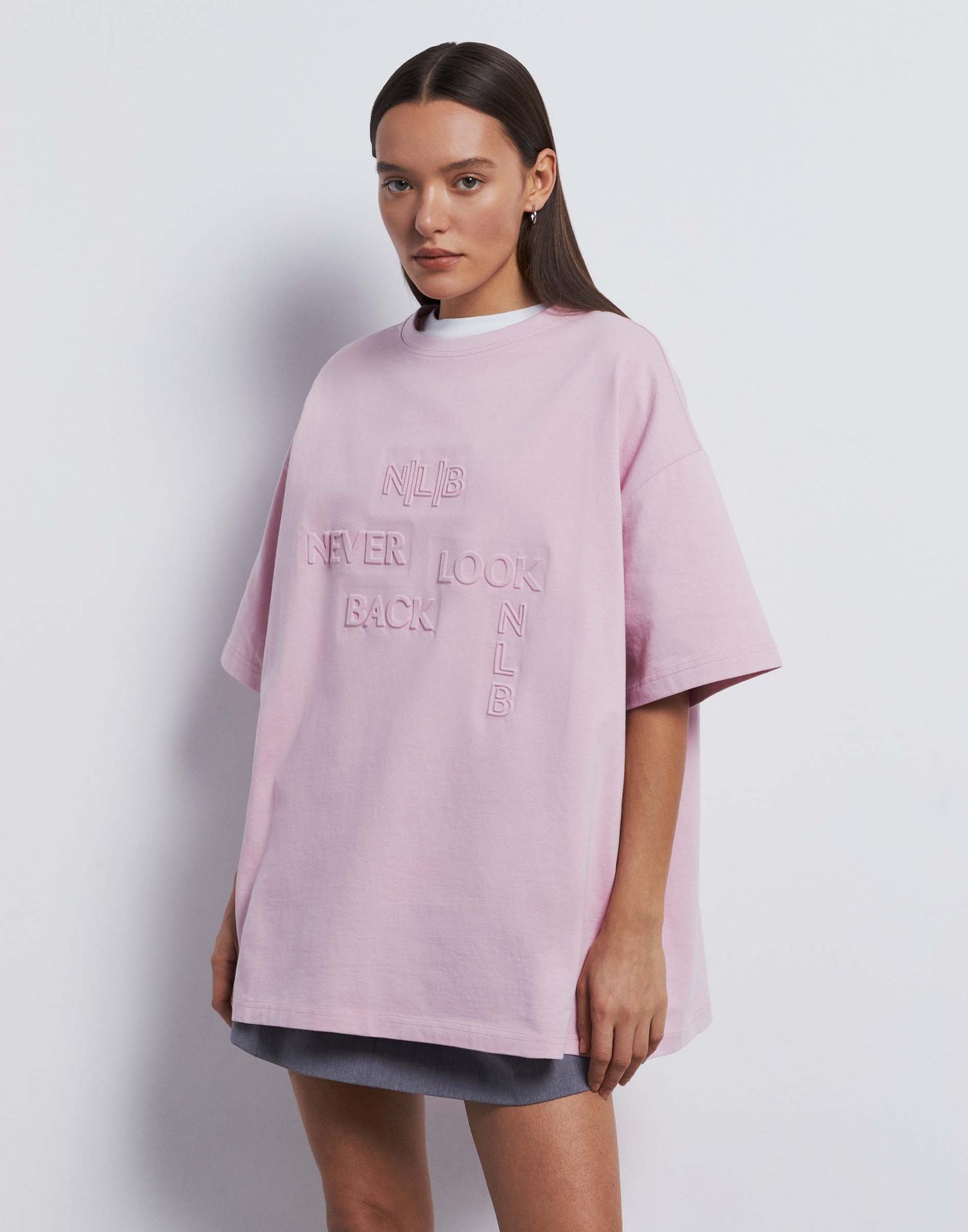 Розовая футболка oversize с объёмным принтом GKT023086-1 купить по цене ...